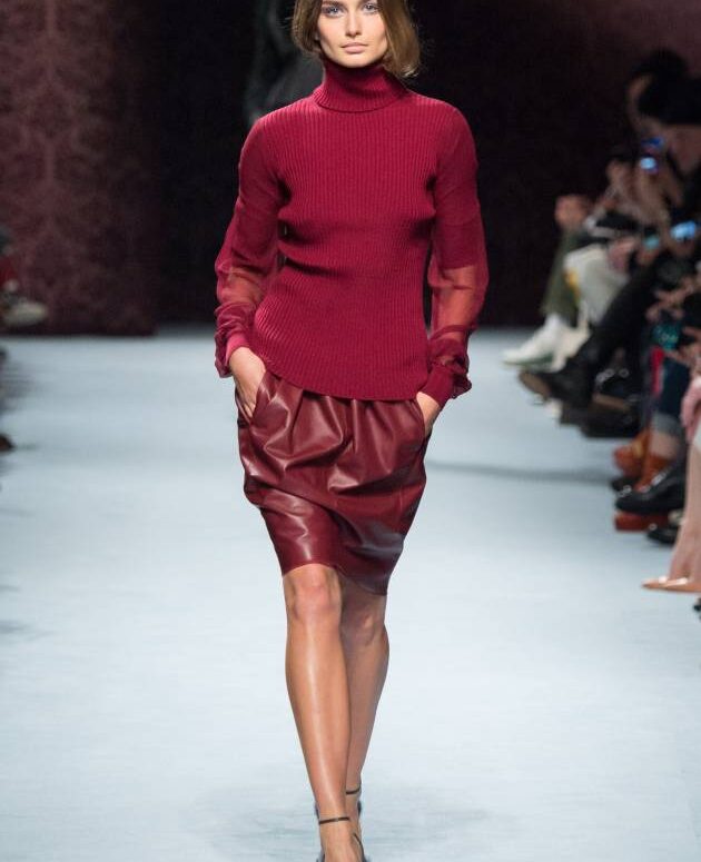 I capelli infilati nel collo del pull: nuova tendenza?